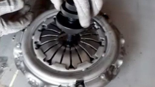 Tuto : Changer embrayage sur Clio 3 - Auto facile